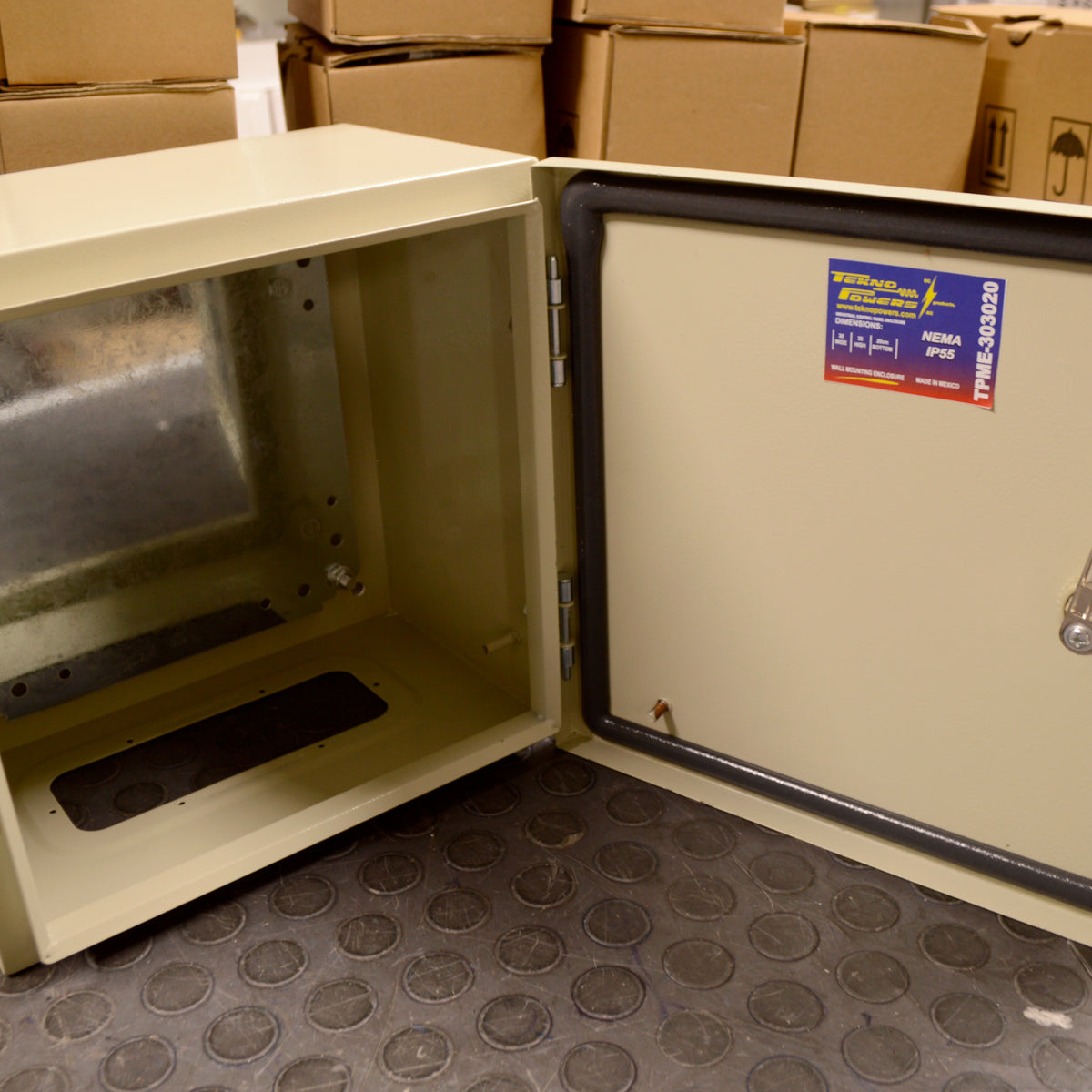 TPME303020 — GABINETE METçLICO NEMA IP55 300X300X200MM – TeknoPowers
